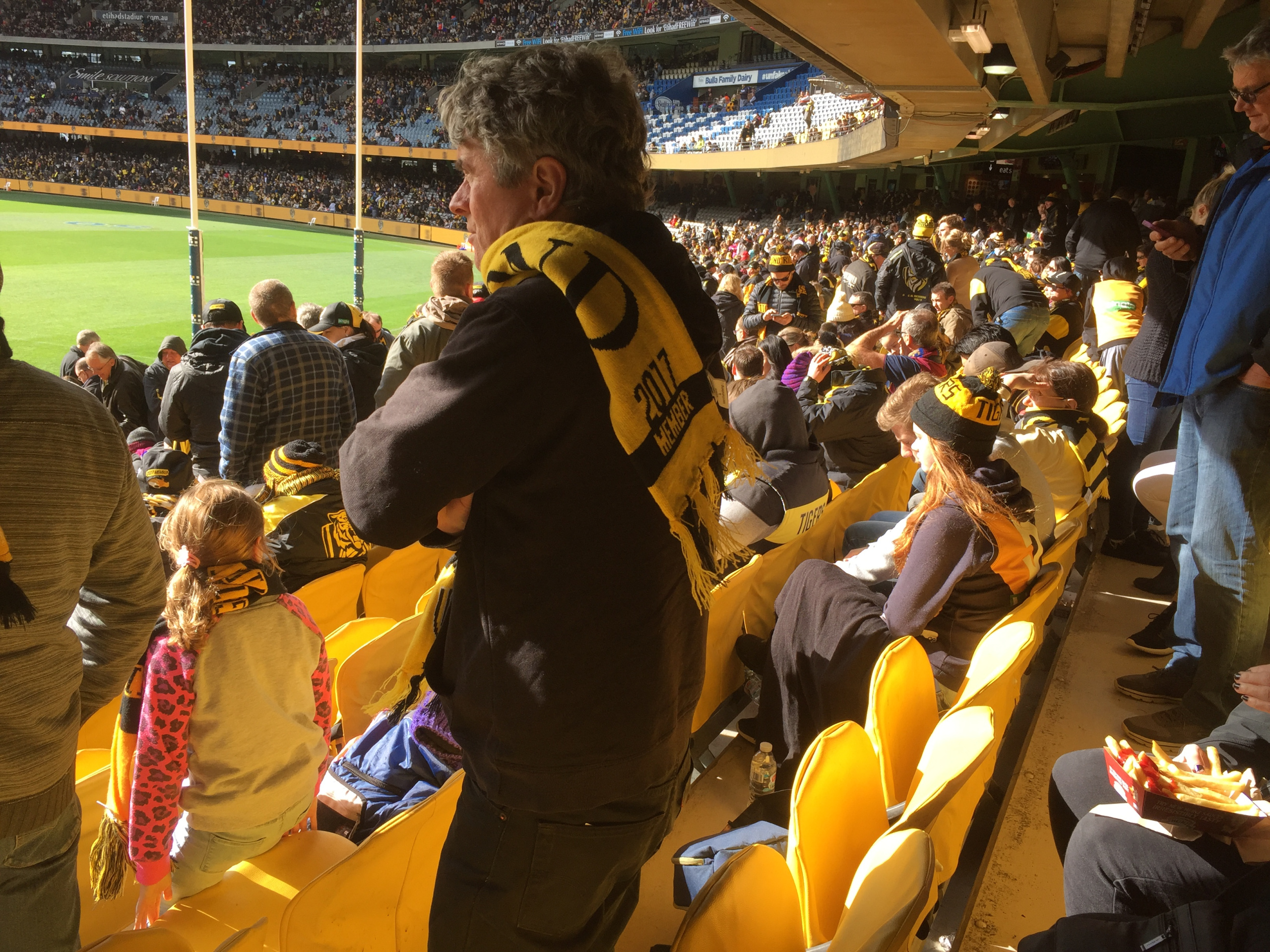 The great quarter-time stand-off - Sportshounds