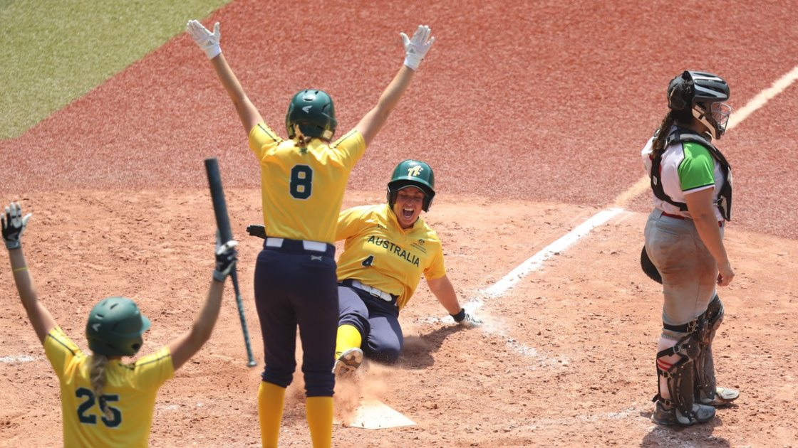 Aussie softballers show their spirit - Sportshounds